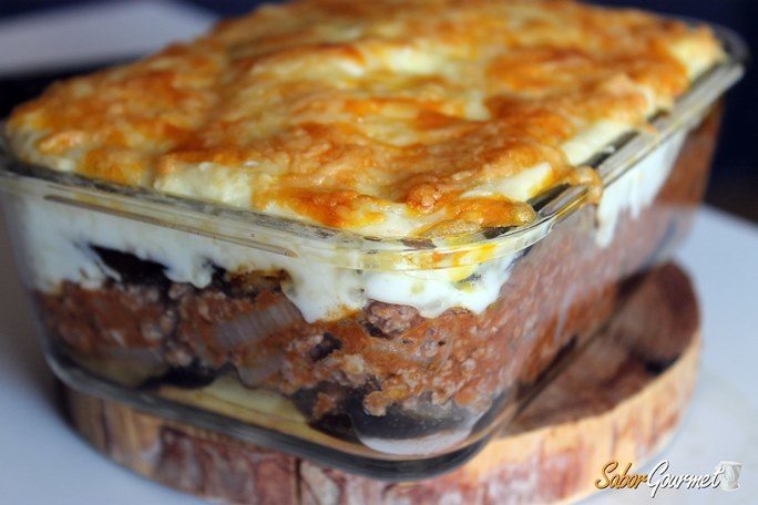 La mejor receta de musaka griega paso a paso - SaborGourmet.com